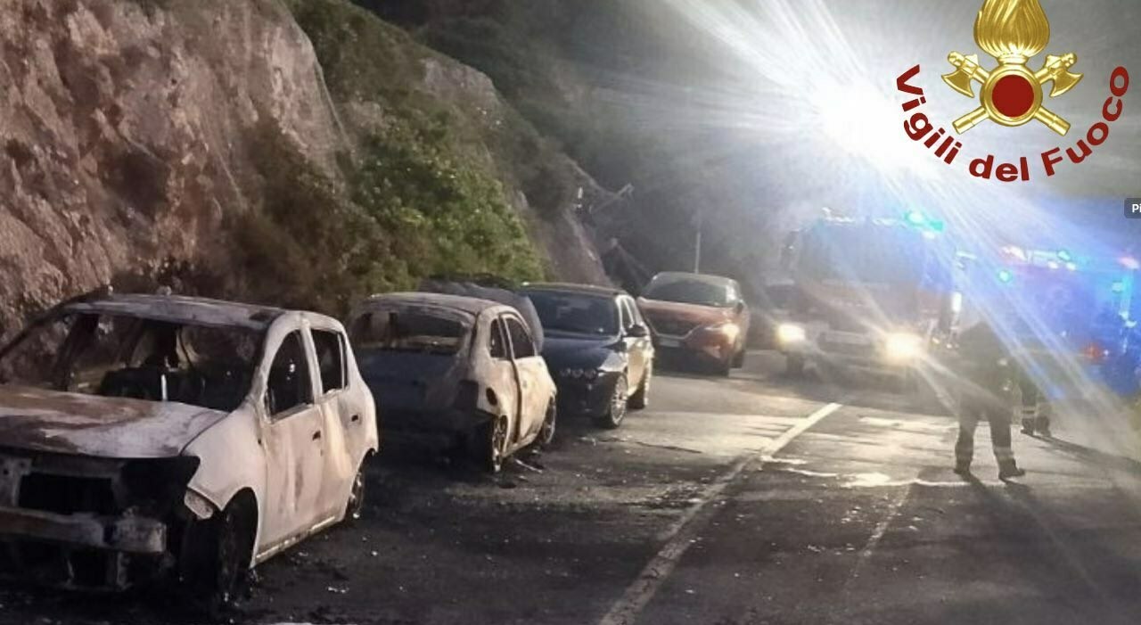 Salento, a fuoco quattro auto: l'ombra del dolo
