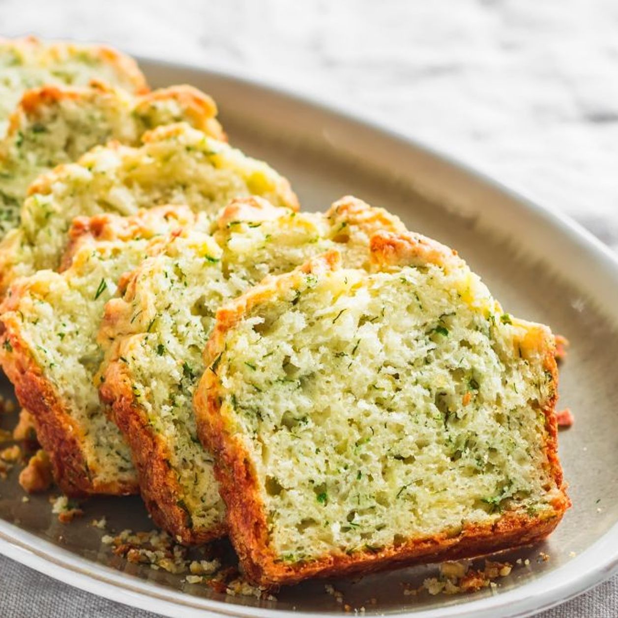 Oubliez les chips : ce cake aux courgettes et chèvre est la nouvelle ...