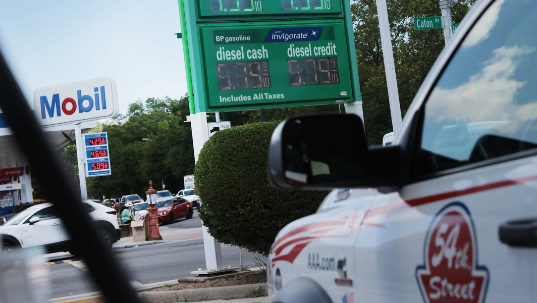 US gas prices decline after spring surge