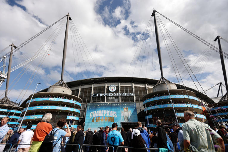 Leeds United's 53,000-capacity expanded Elland Road compared to Old ...