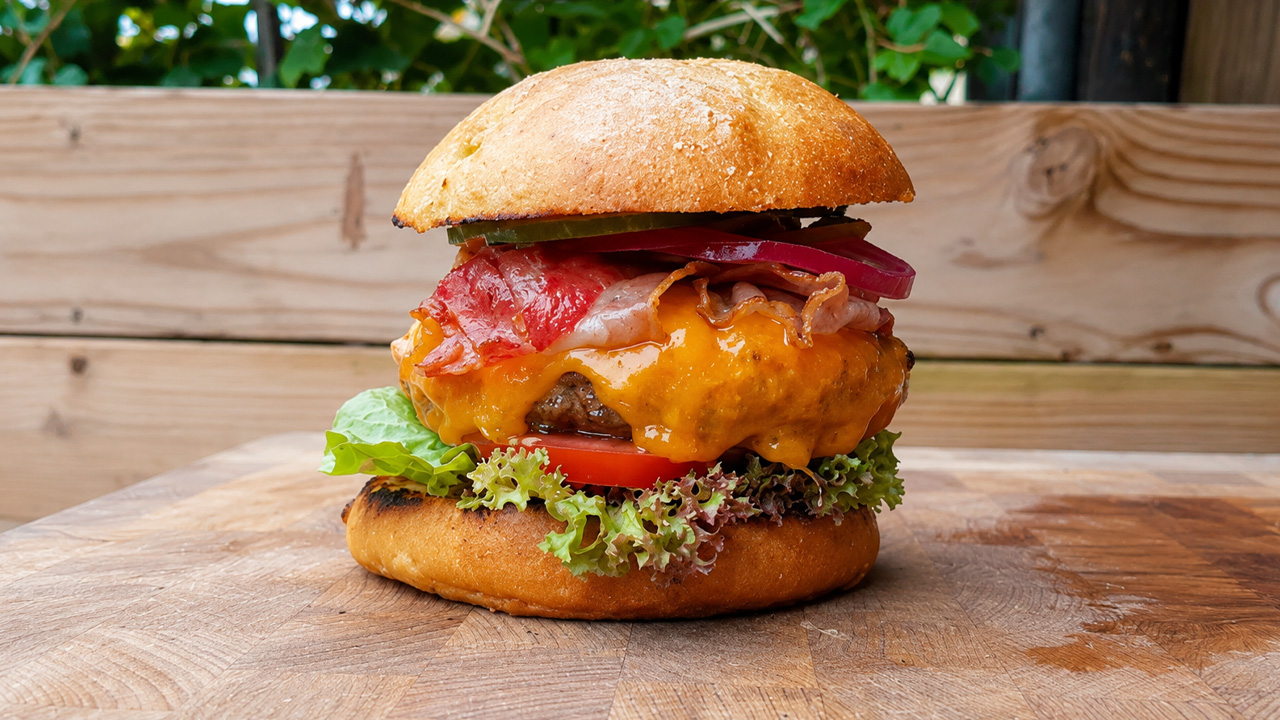 Geheimen voor perfect gegrilde bacon cheeseburgers thuis