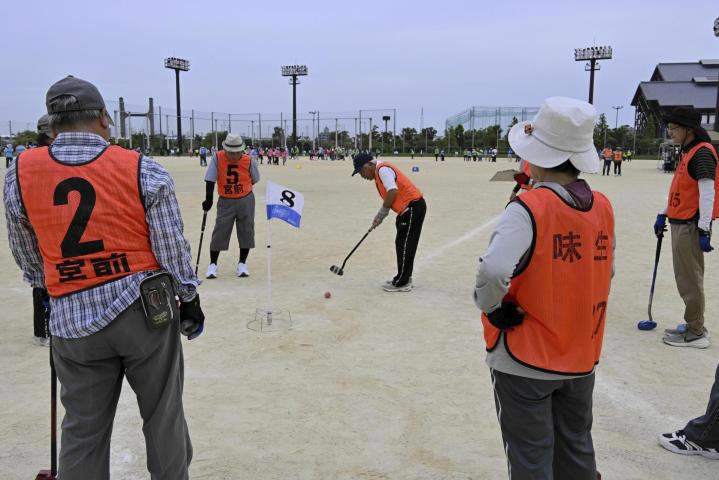 270人、和やかにプレー 松山でグラウンド・ゴルフ大会