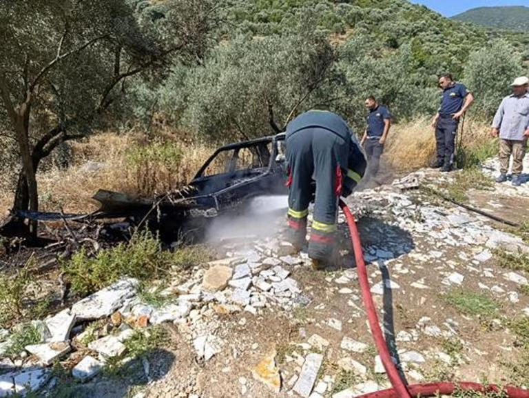 Aracı alev alev yanıyordu! Direksiyona geçti, büyük felaketi son anda ...