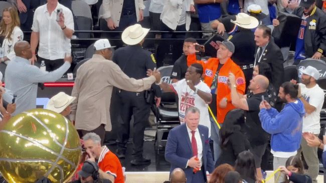 Spike Lee among celebrities celebrating Knicks win on court