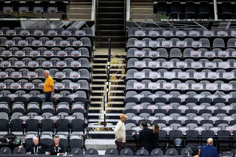 NBA Finals updates: Spurs start hot again, building lead in Game 5