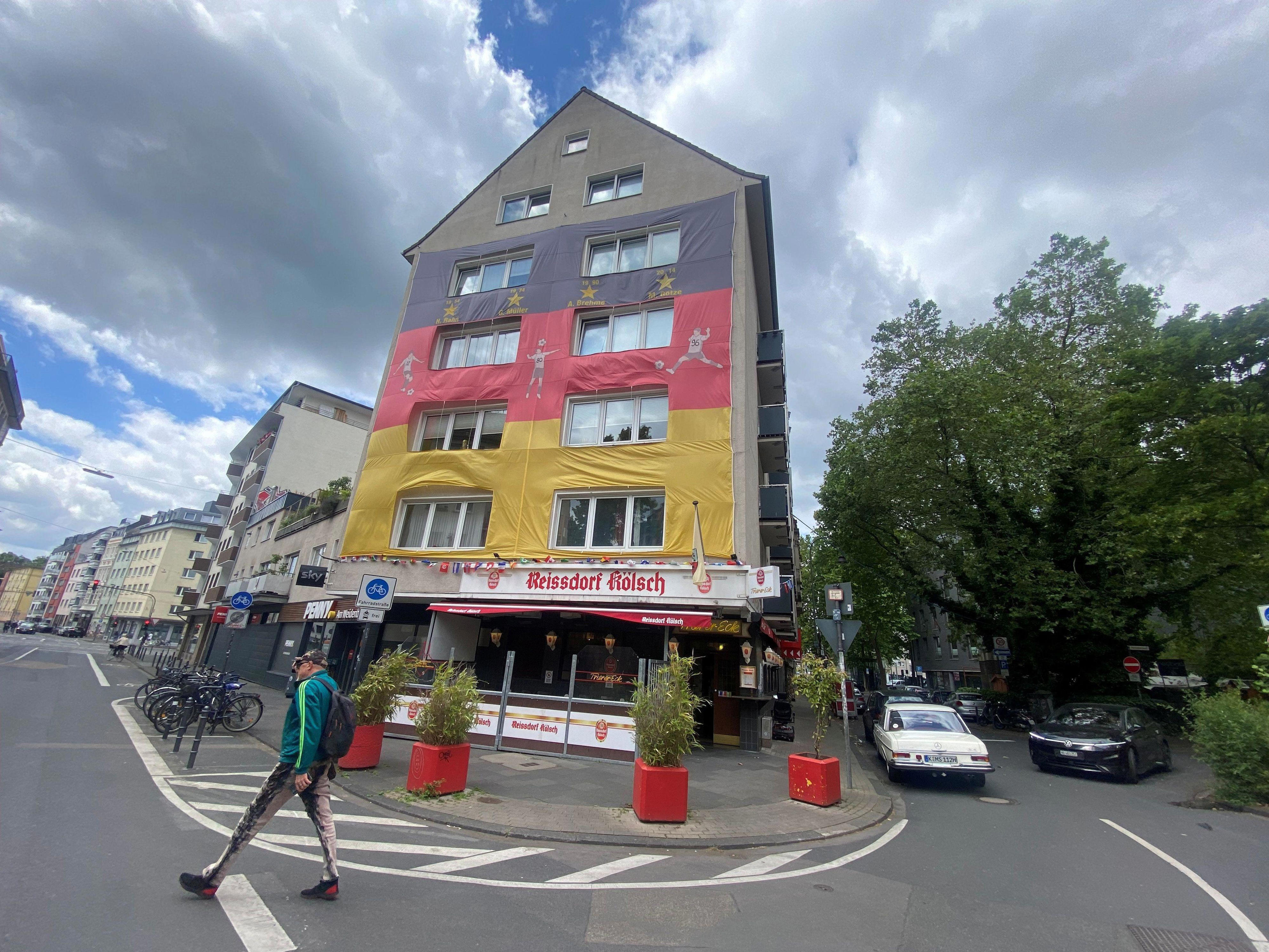 WM-Haus „Trierer Eck“: Kölns XXL-Fahne hat ausgedient – aber Hammer um ...
