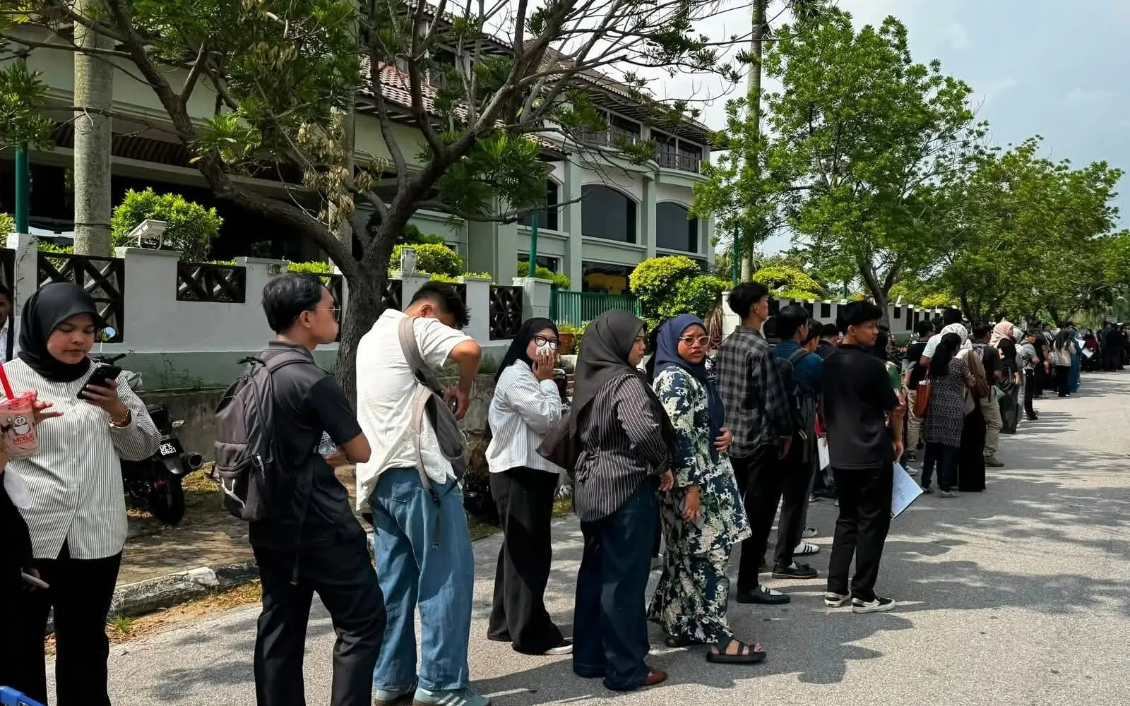 Job seekers line street, drawn by factory’s RM3,500 starting salary