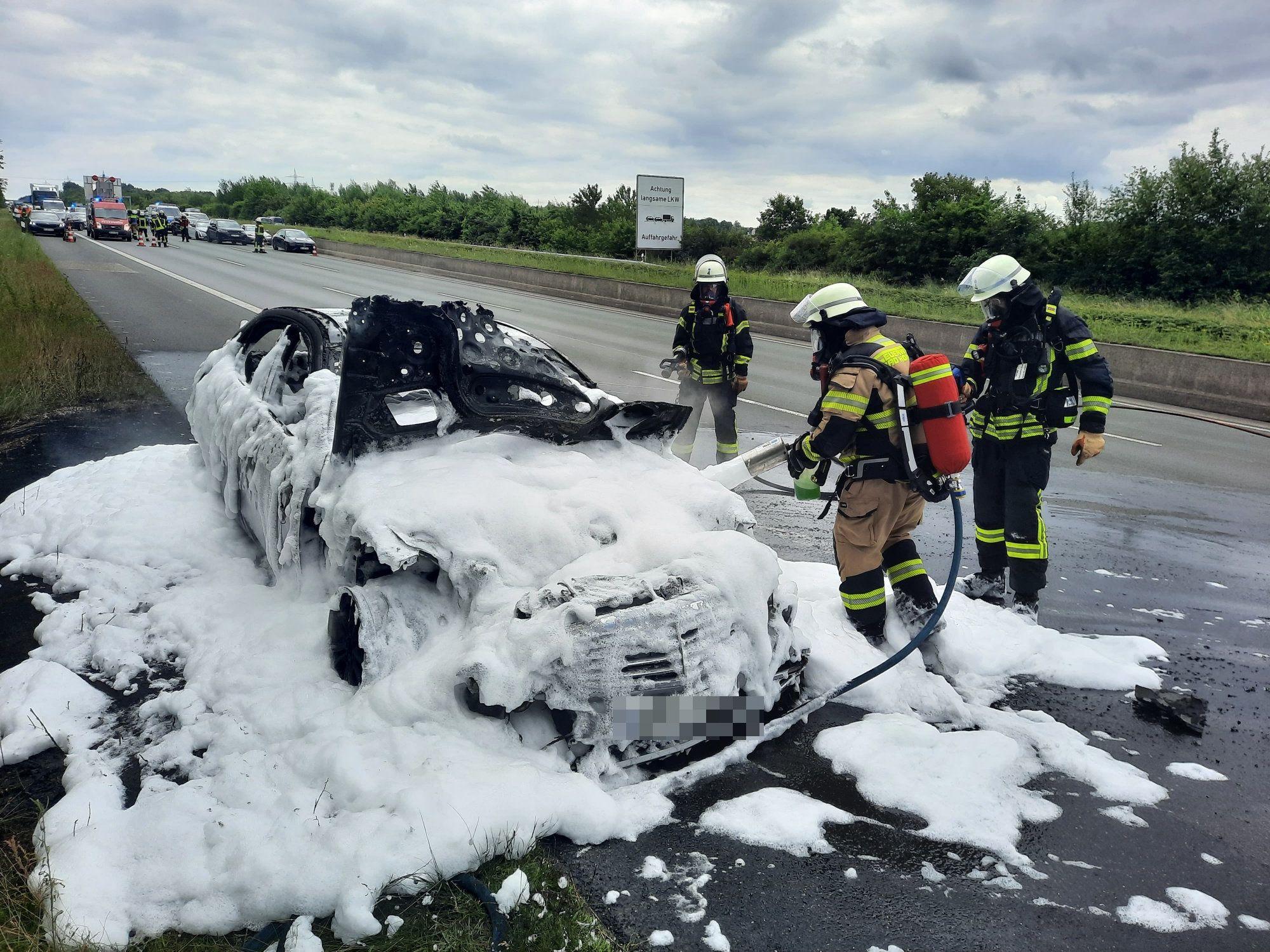 Fahrer verletzt: Mercedes fängt auf A3 Richtung Köln Feuer – Fahrbahn ...