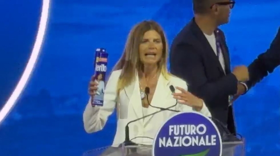 Laura Ravetto e lo "strano" elogio del merito dal palco dell'assemblea ...