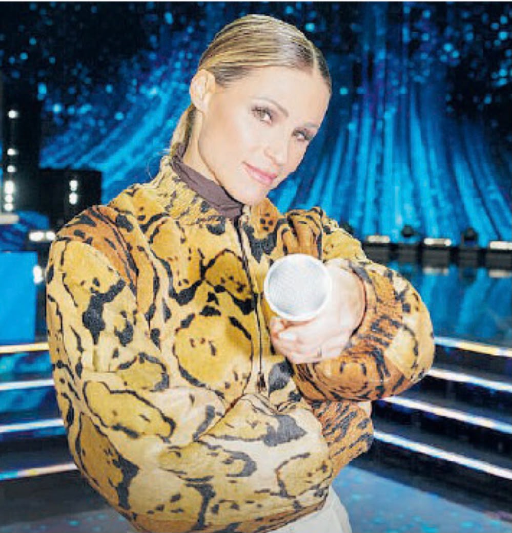 Michelle Hunziker e il karaoke vintage... effetto naftalina