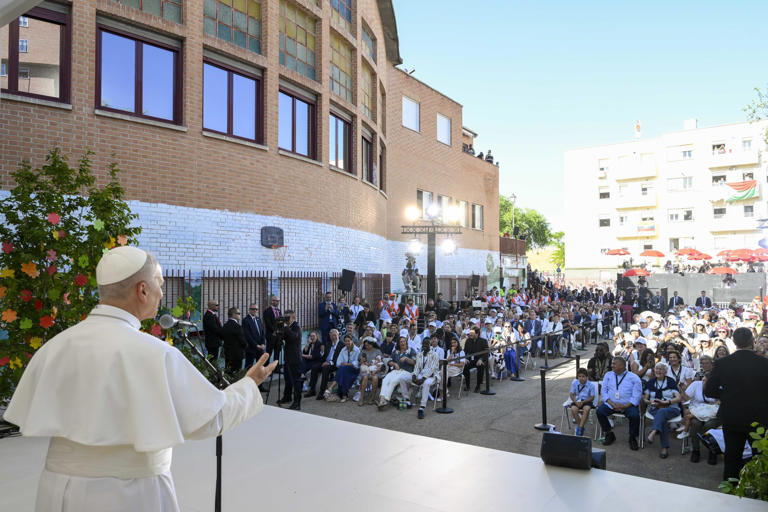 Il Papa, 'corruzione tracotante, sempre più poveri e ingiustizie'