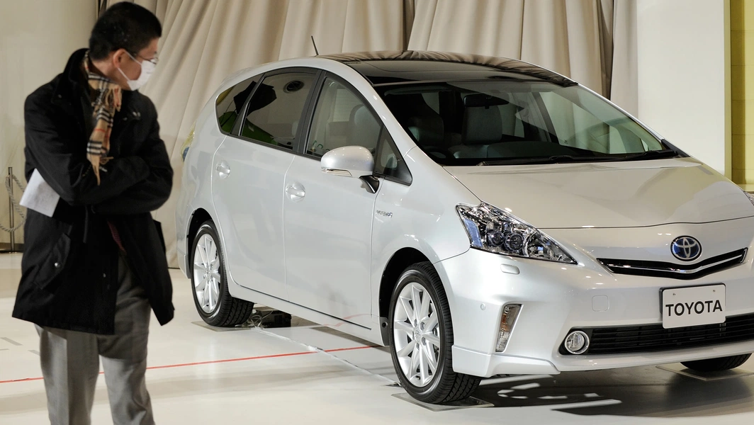 Prius edges Camry in Toyota hybrid mpg showdown