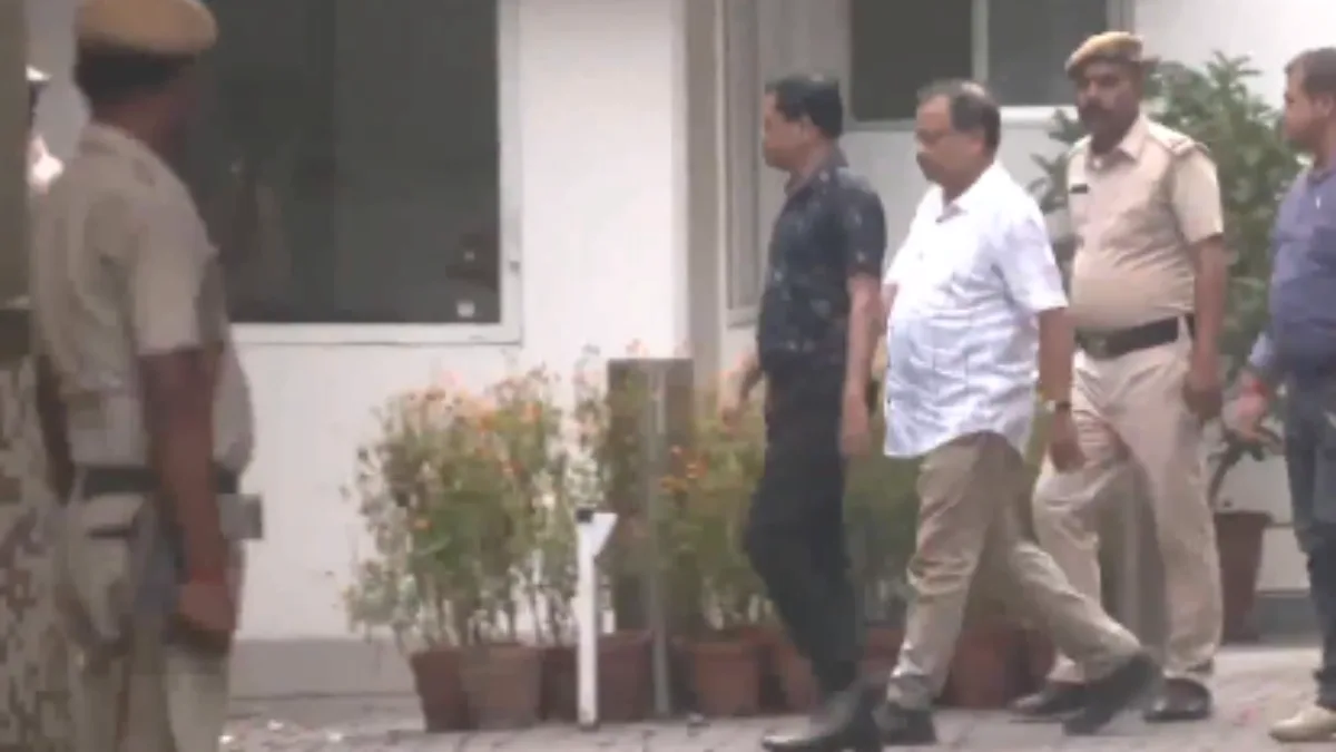Abhishek in, Kunal Ghosh lands up at CID headquarters in signature ...