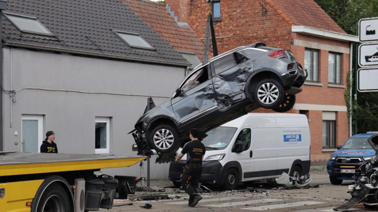 Twee auto's botsen frontaal op kruispunt in Evergem: 1 bestuurder ...