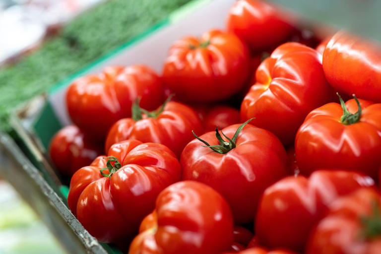 Keep tomatoes fresh for up to 2 weeks by storing them in specific place ...