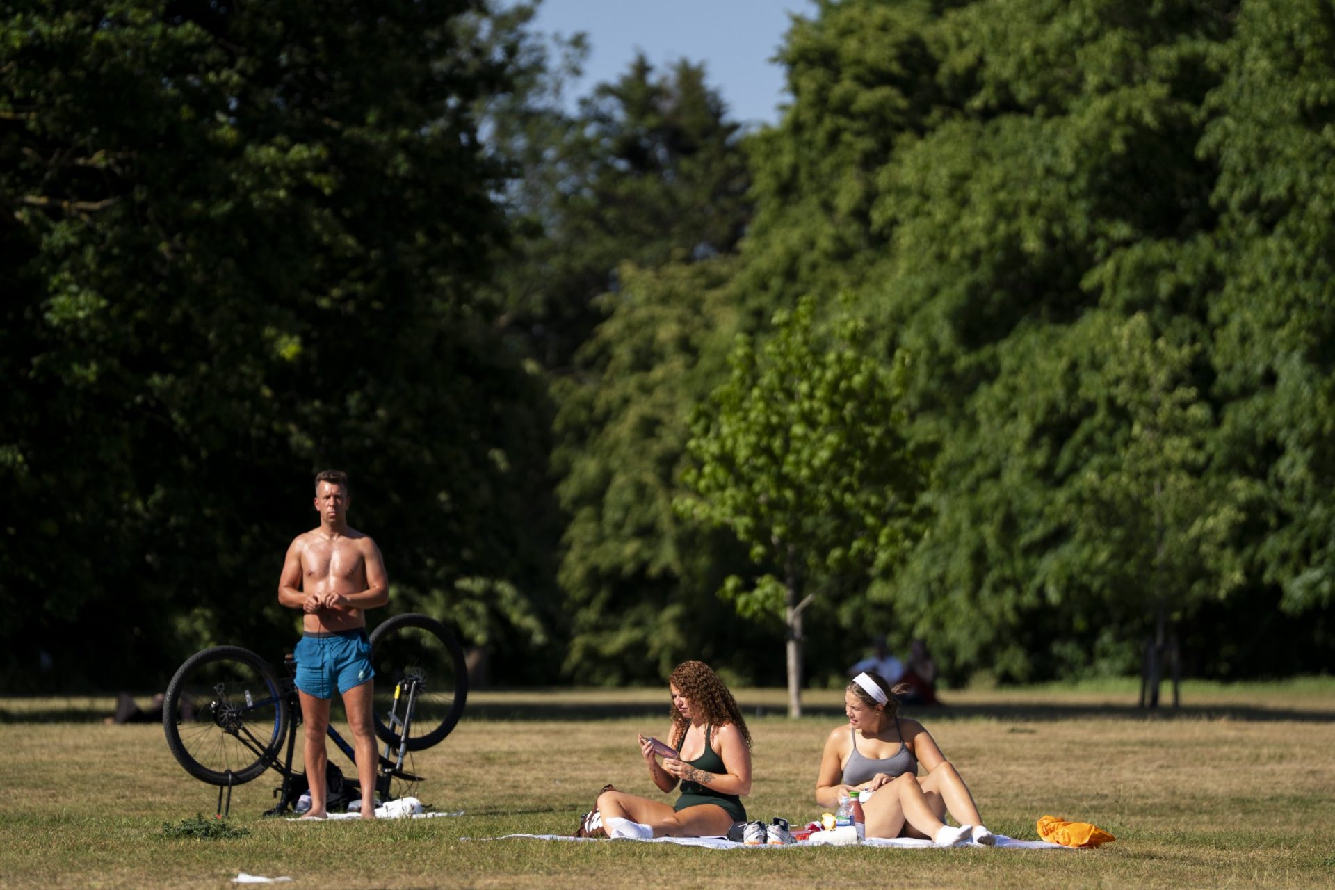 UK hits 23°C – how long will the warm spell last?