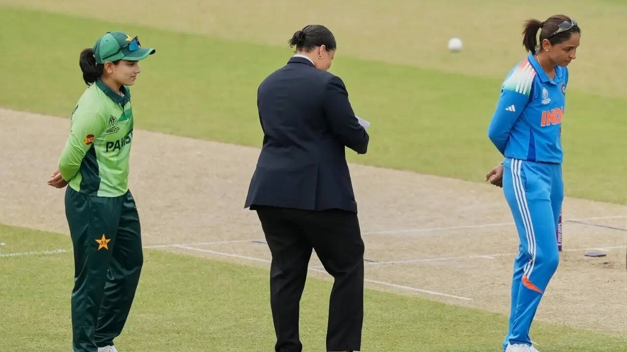 No handshake again! India's Harmanpreet Kaur, Pakistan's Fatima Sana ...