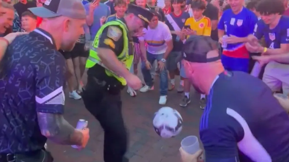 Polícia de Boston junta-se a adeptos para dar toques em bola. Há vídeo