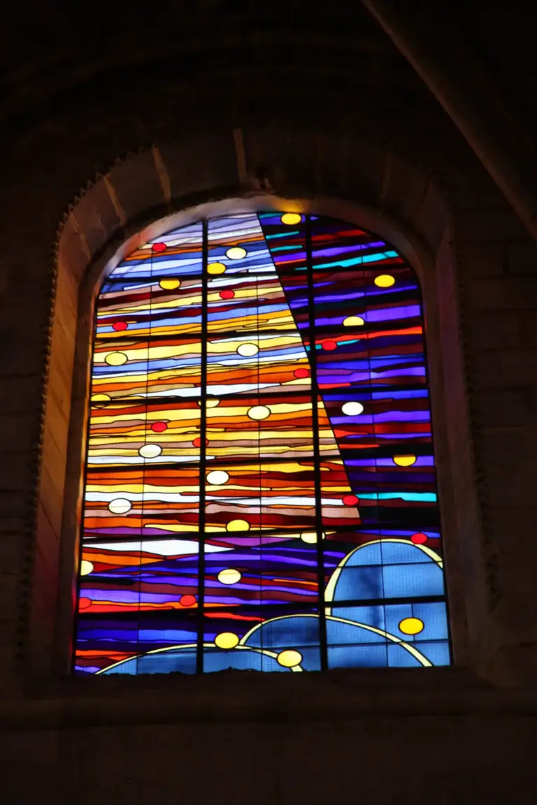 La catedral que convirtió sus vidrieras en obras de arte abstracto