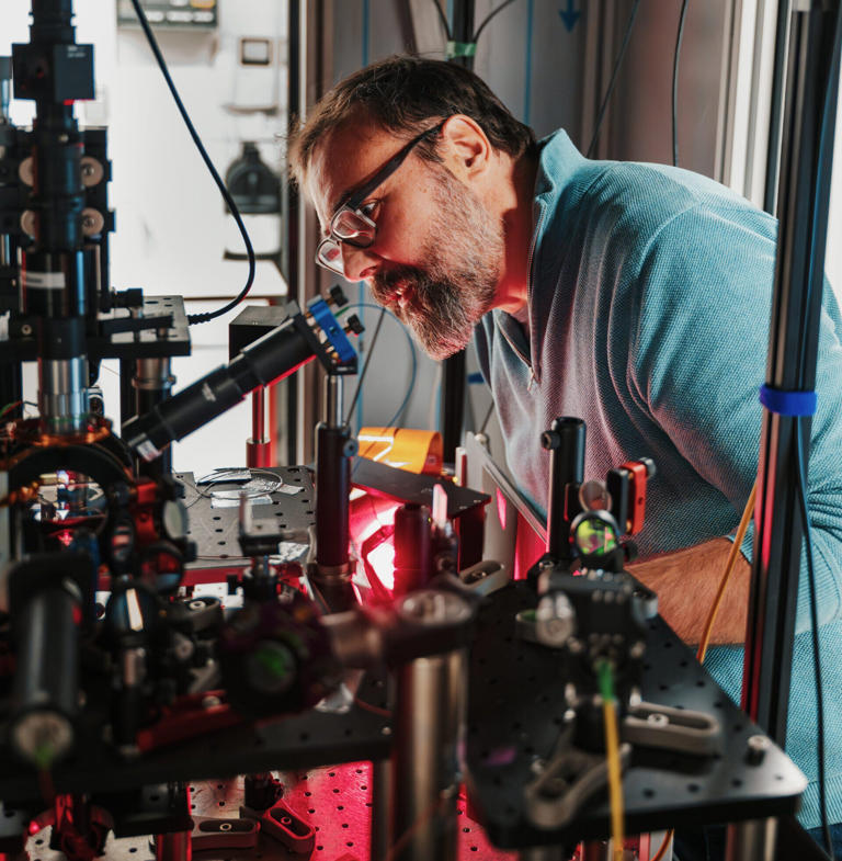Mini universe built from ultracold atoms measures time without a clock