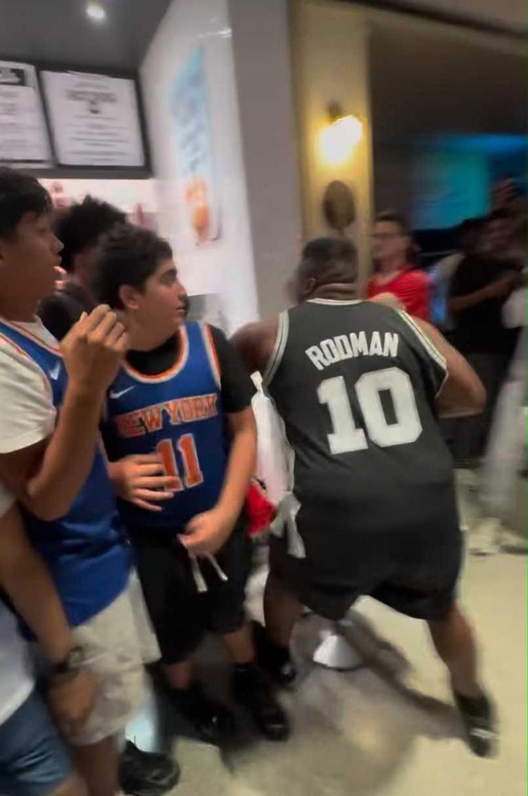 Spurs fan in Dennis Rodman jersey tries fighting every Knicks supporter ...