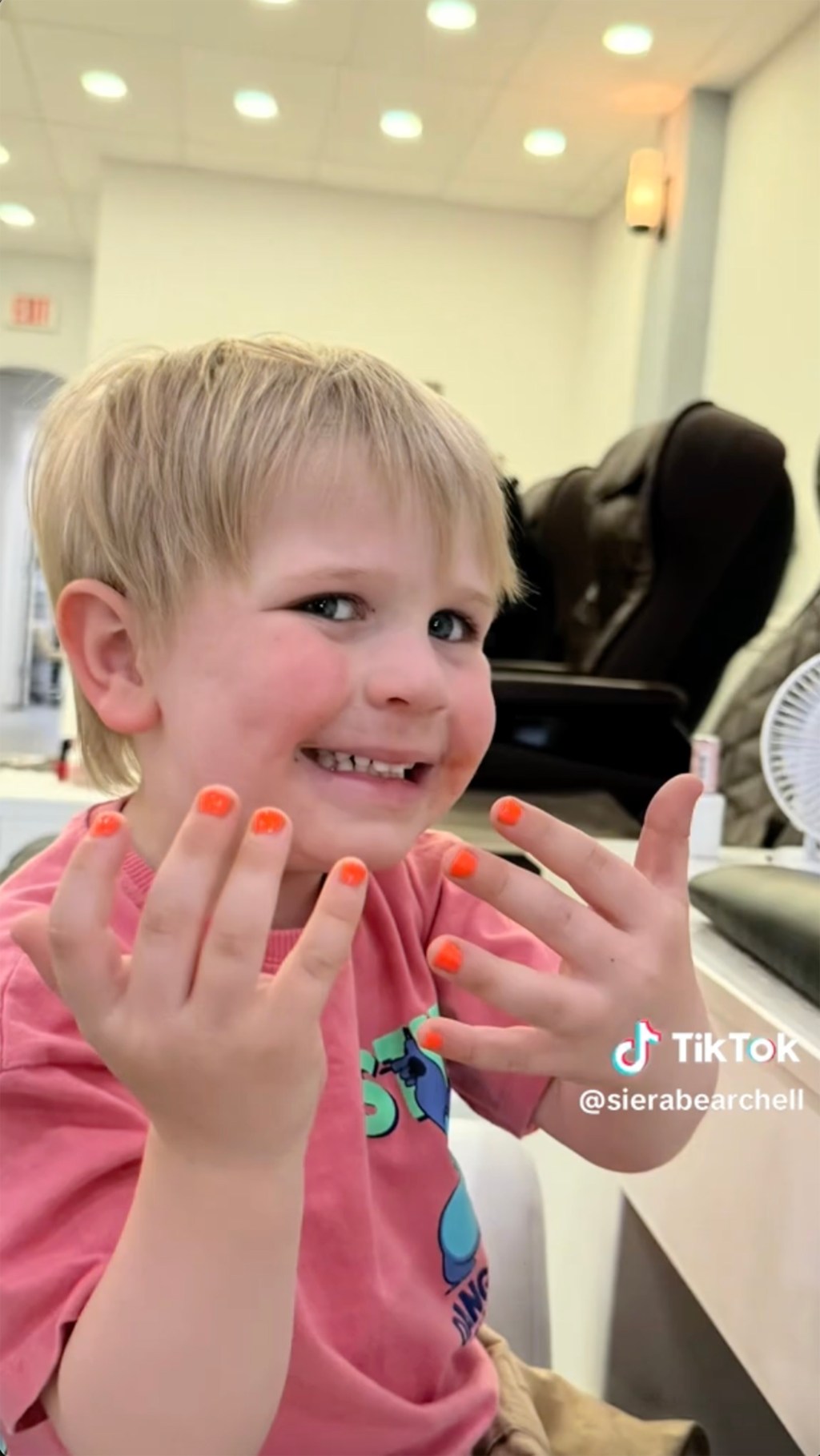 Son excitedly shows dad his painted nails — and people are shocked at ...
