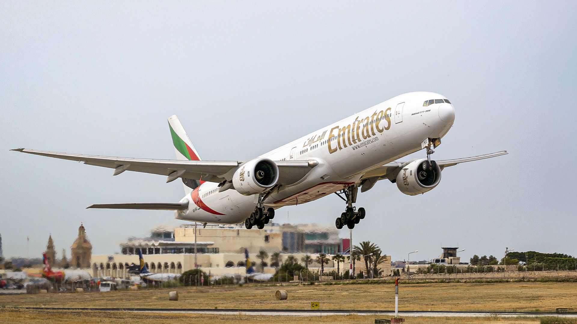 How much do Boeing 777 captains at the world's top 5 carriers actually ...