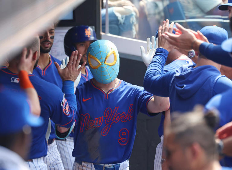 Mets take series over Braves at festive Citi Field after Knicks ...