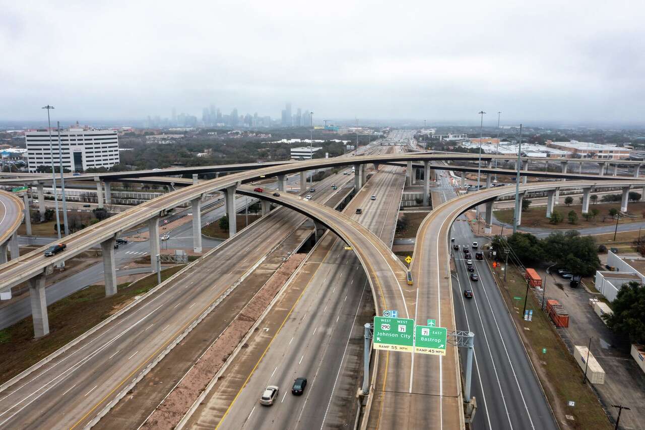 Crash investigation shuts down I-35 main lanes in both directions near ...