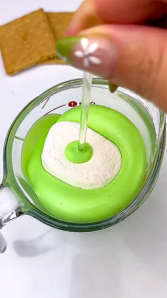 Dipping cake pops