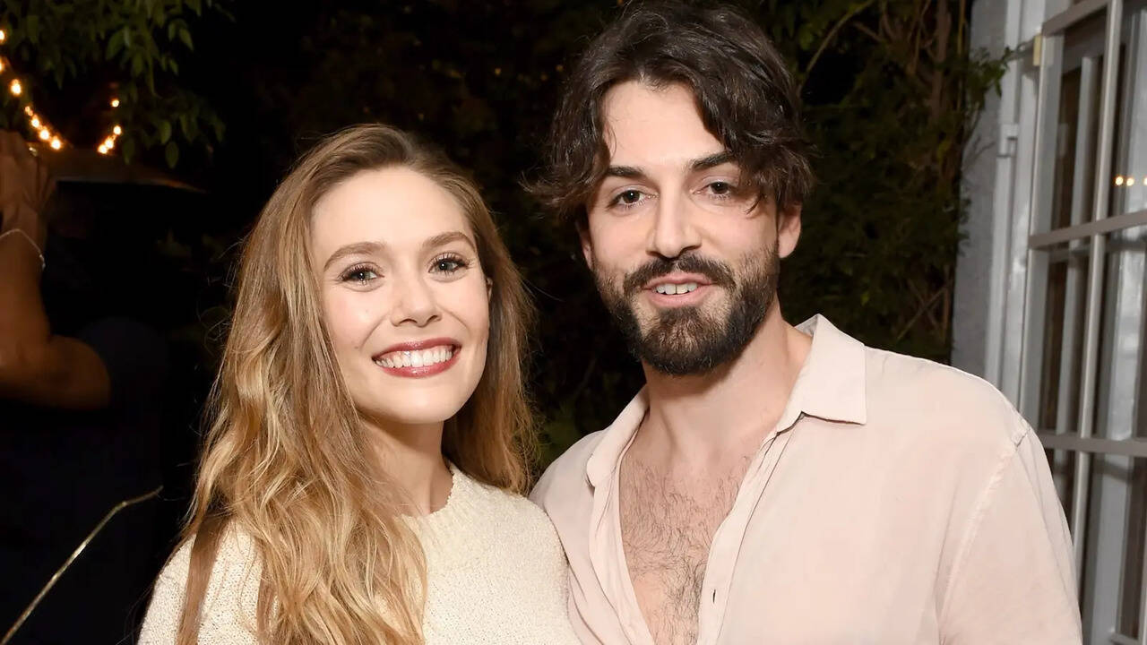 Elizabeth Olsen shows off baby bump, announces pregnancy with Robbie ...