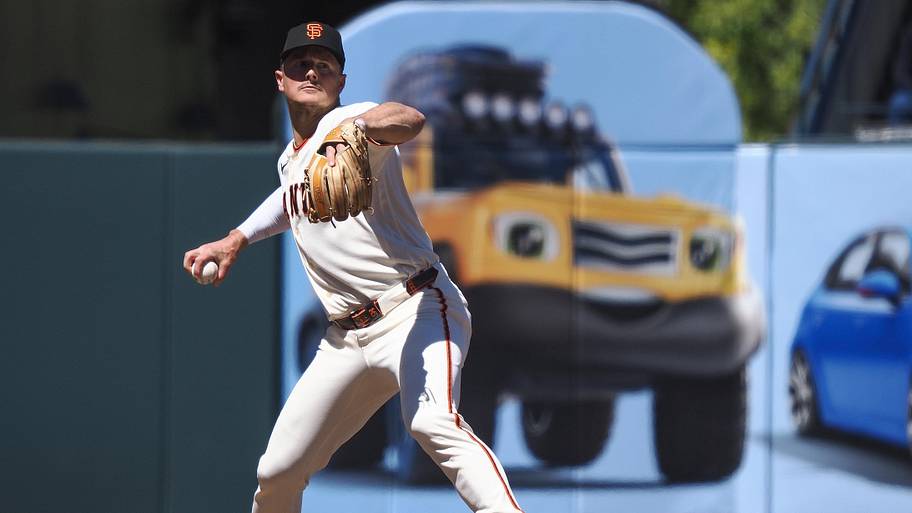 Veteran SF Giants third baseman has an early lead in Gold Glove ranking