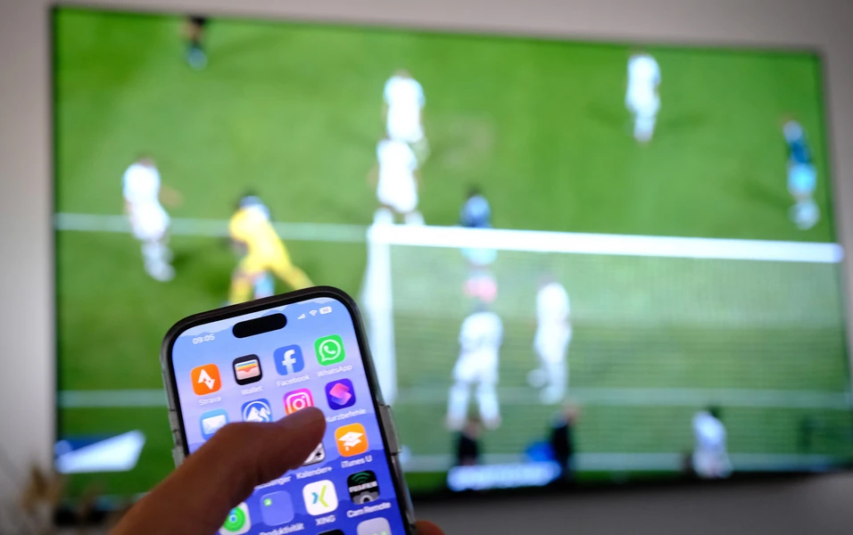 Experts link late-night scrolling to rising brain fog and fatigue