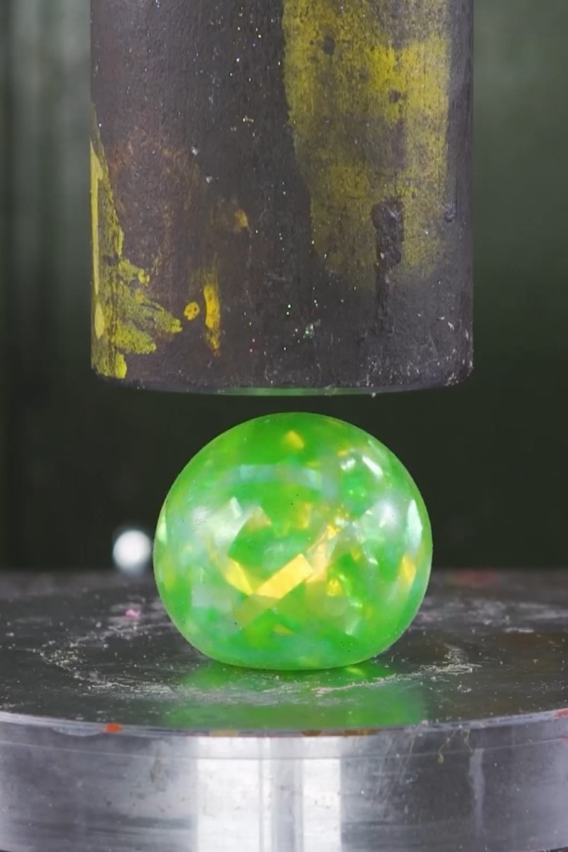 Hydraulic press vs green squishy toy