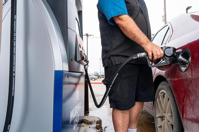 Most drivers don't know what the arrow next to their car’s gas light means