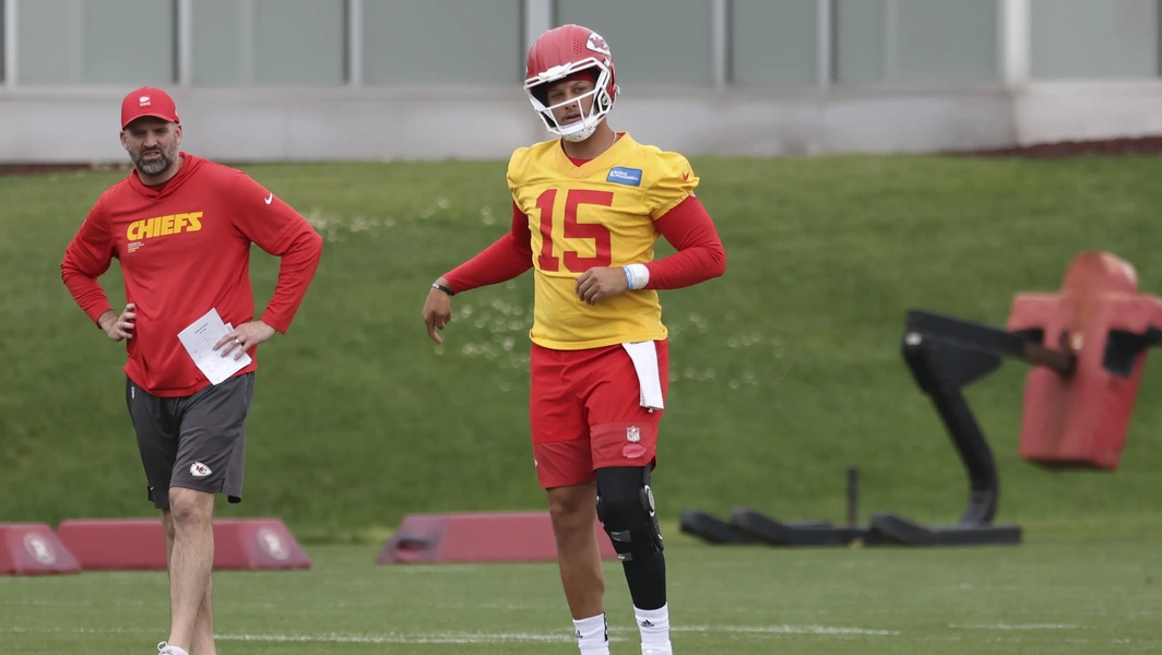 Chiefs rebuild run game as Raiders bank on coaching edge