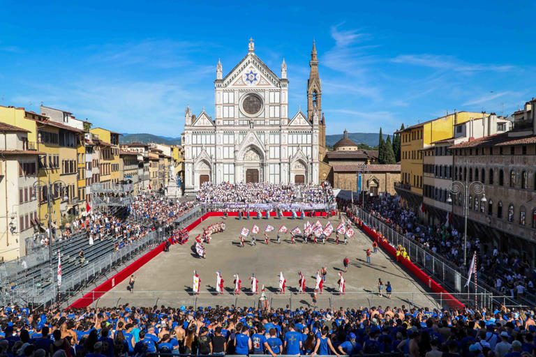 Calcio storico: gli azzurri battono i bianchi, vanno in finale contro i ...