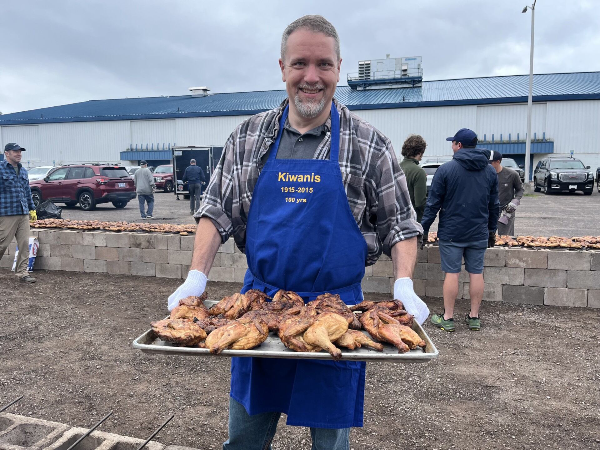 Marquette Kiwanis Club serves 1.5k barbeque chickens