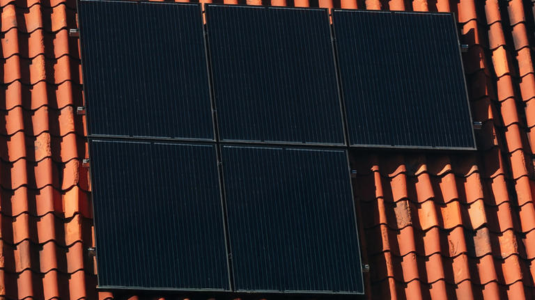Transparent or black: Which solar panel is better?