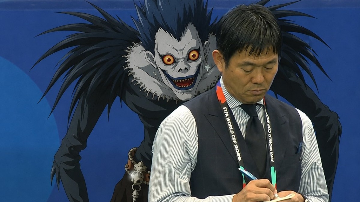 What's in that notebook? Fans think Japan coach has a Death Note