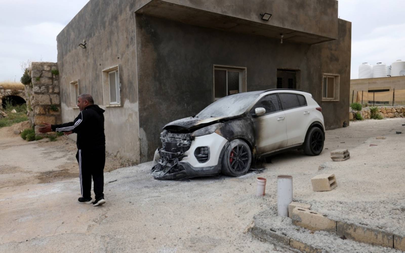 Israeli settlers torch vehicles, try to burn mosque in West Bank