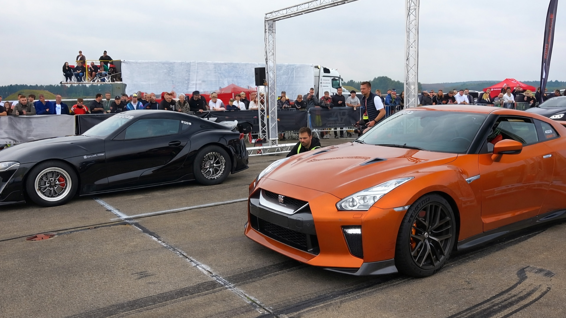 Toyota Supra and Nissan GT-R show different characters on the track