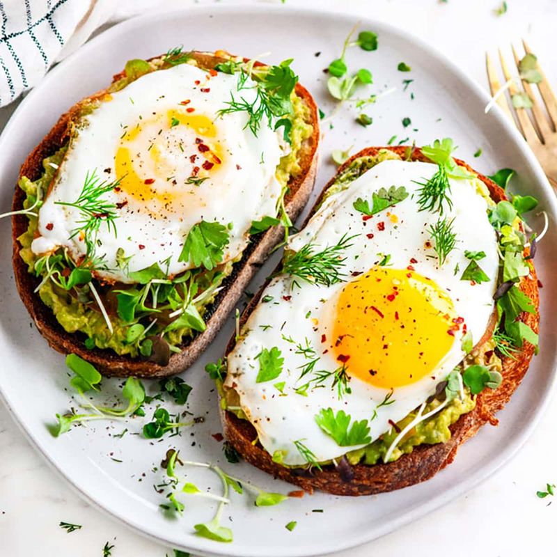 16 foods to serve with avocado for a filling breakfast