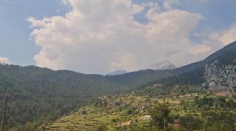 Antalya’da yıldırımın neden olduğu orman yangını kontrol altına alındı