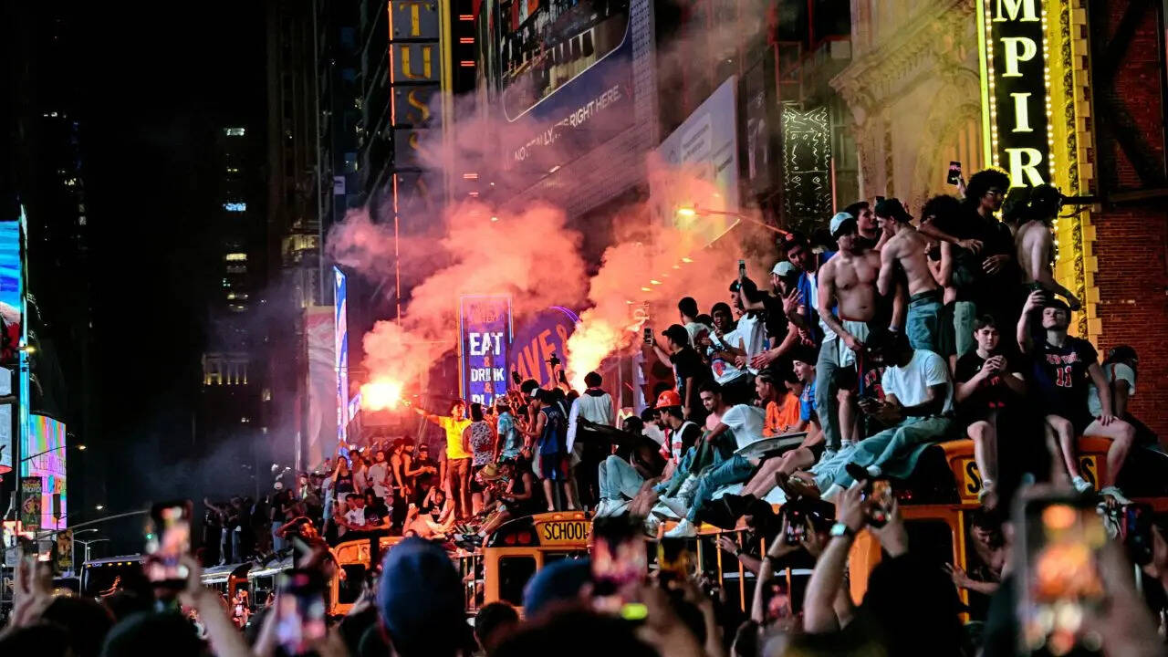 Times Square shooting, buses torched as Knicks win turns into night of ...