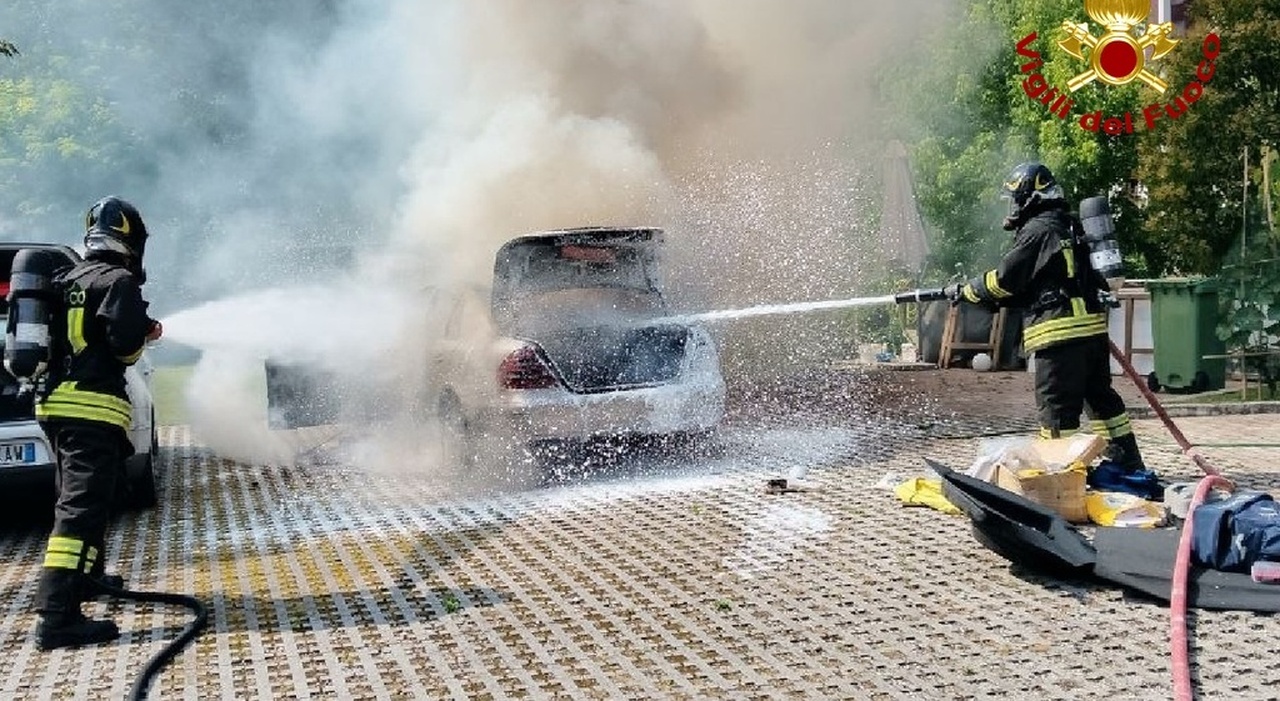 Fiamme divorano un'auto nel cortile di casa, i vigili del fuoco evitano ...