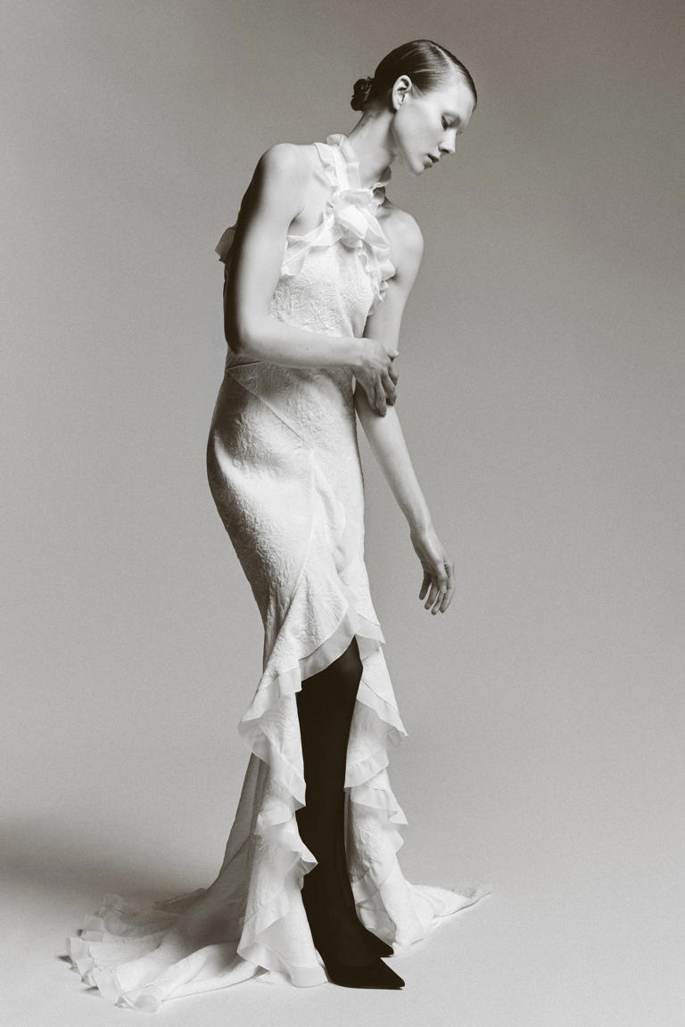 L'abito al centro della collezione resort 2027 di Alberta Ferretti