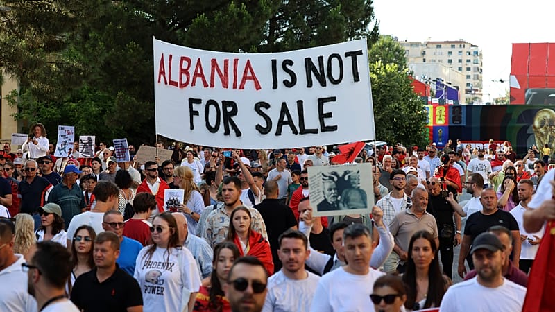 Nuevas protestas masivas en Albania contra la inversión turística del ...