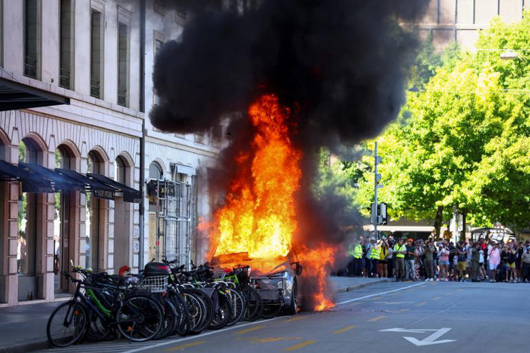 Vitrines brisées, Tesla incendiée lors d'une marche anti-G7 à Genève