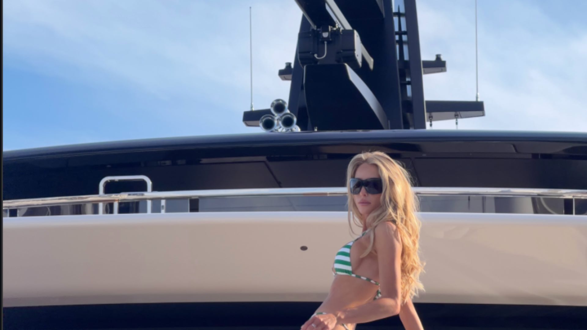 En tenue de plage à rayures, Alix Earle adopte un classique vintage